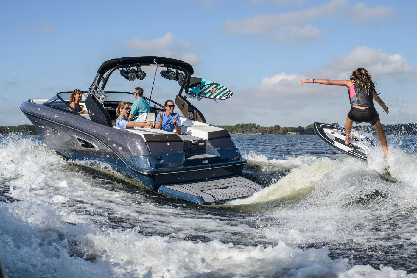 Sea Ray SLX-W 230 Bowrider Wakeboot bei Sea Ray Berlin
