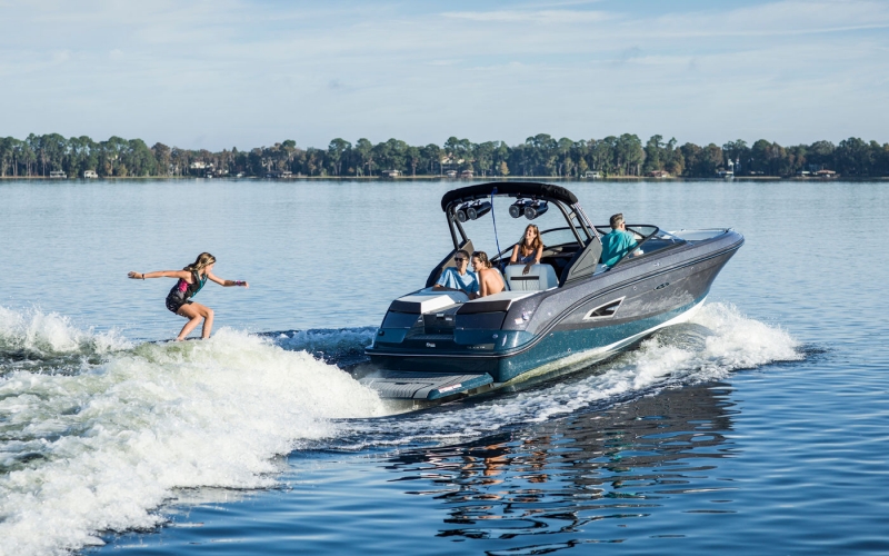 Sea Ray SLX-W 230 Bowrider Wakeboot bei Sea Ray Berlin